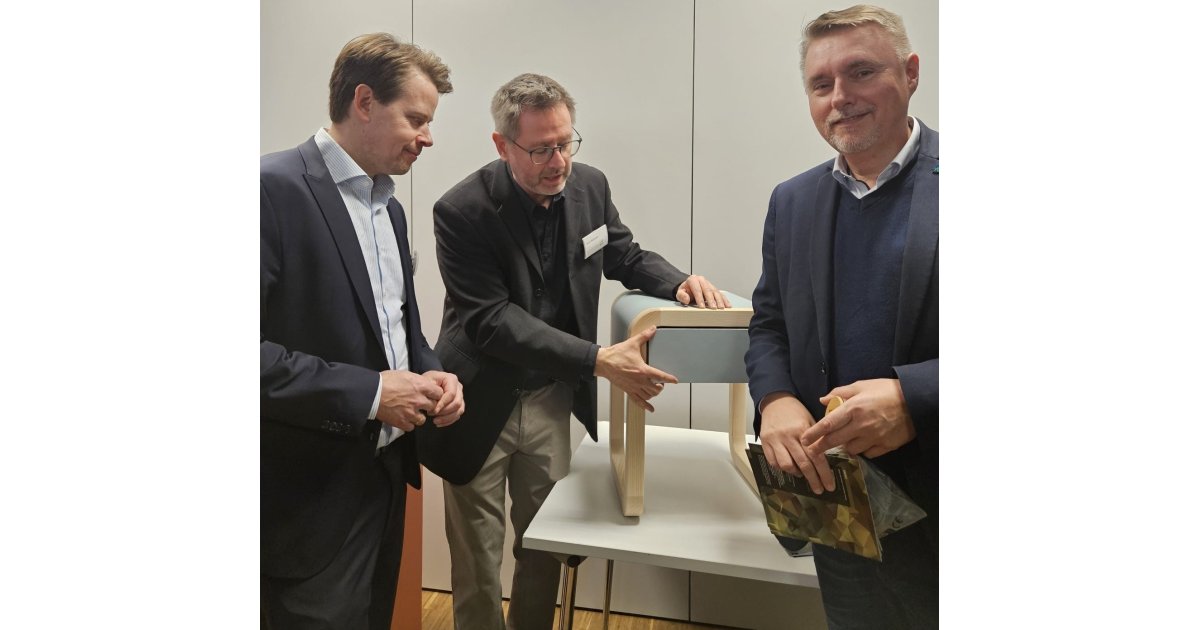 Bürgermeister Michael Eyer informiert sich beim Anmeldetag des ...